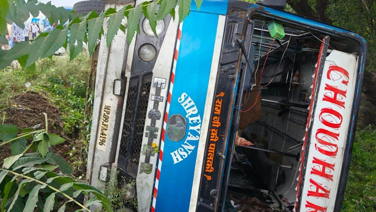Indore Mhow Bus: इंदौर से महू जा रही बस उमरिया टोल के पास पलटी, 4 ...