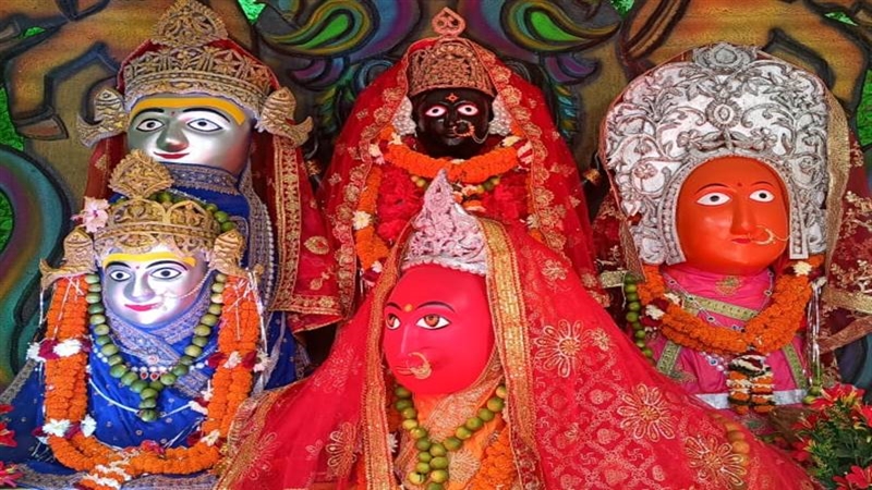 धमतरी के इस दुर्गा पंडाल में श्रद्धालुओं को एक साथ प्रदेश की चार ...