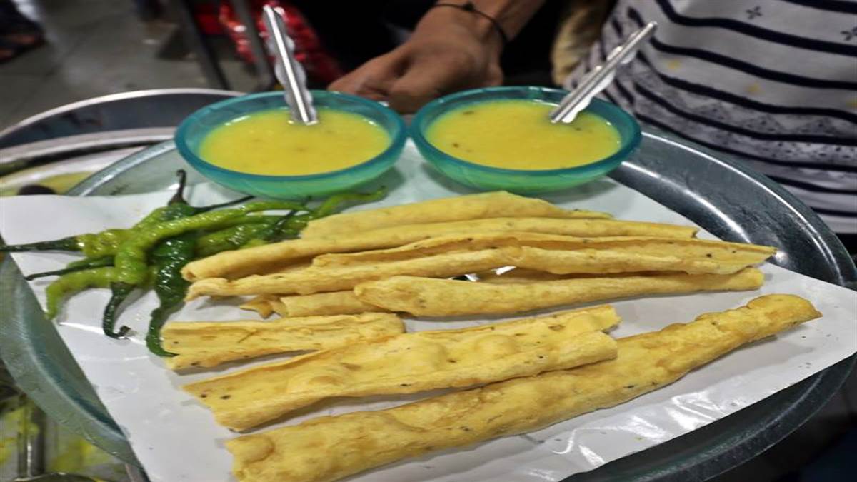 Taste Of Indore: गर्मागर्म समोसे और फाफड़े के साथ गुजराती कढ़ी का जायका ...