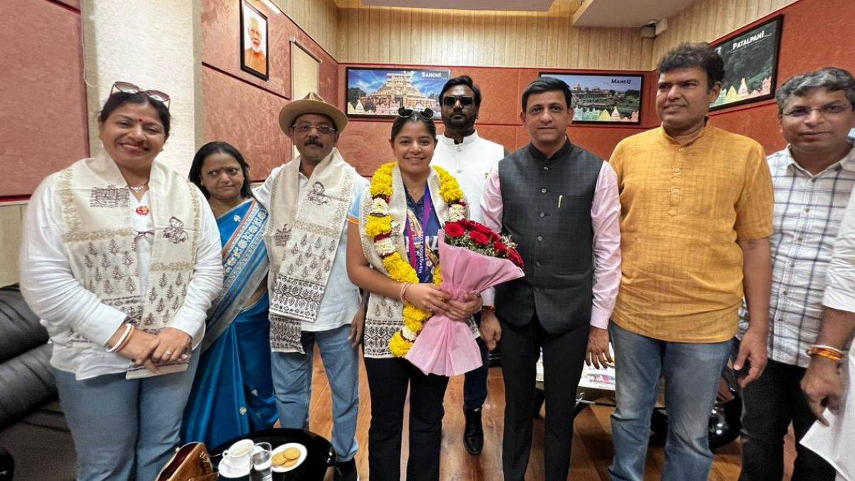 Sudipti Hajela: चीन में गोल्ड मेडल जीत इंदौर लौटी सुदीप्ति हजेला ...