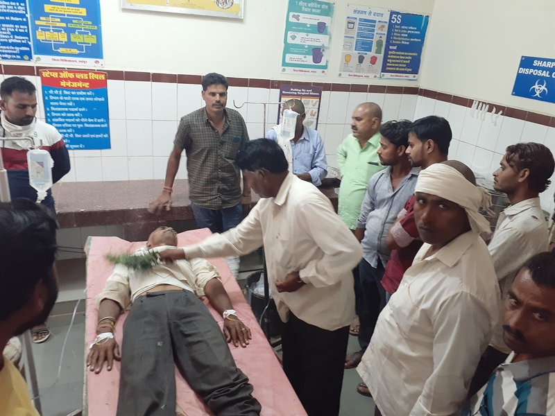 श्योपुर के अस्पताल में अंधविश्‍वास का खुला खेल, इमरजेंसी वार्ड में झाड़ ...