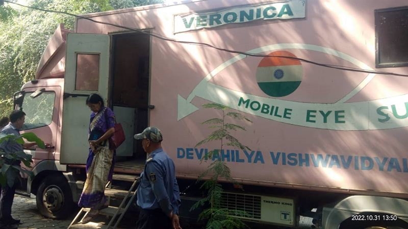 DAVV Indore: बीस साल पहले दान में मिली आई वैन फिर दान करेगा देवी ...