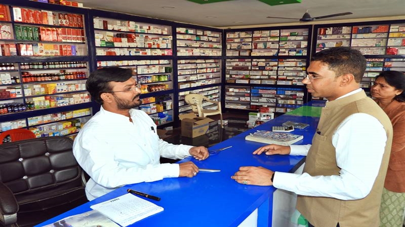 कलेक्टर ने सामुदायिक स्वास्थ्य केंद्र का किया औचक निरीक्षण सफाई ...