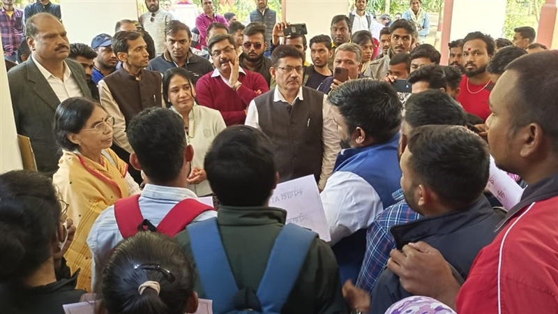 DAVV Indore: शिक्षक भर्ती परीक्षा में चयनित उम्मीदवार बीएड में फेल ...