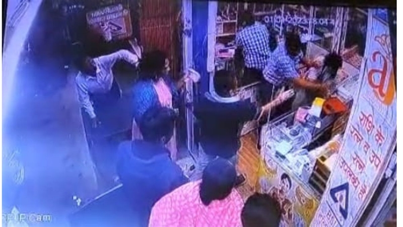 सिलिंडर लेकर ज्वेलरी शाप में घुसा युवक मालिकाना हक का किया दावा धमकी ...