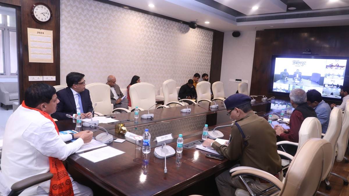 Truck Driver Strike: पेट्रोल-डीजल सहित आवश्यक सामग्रियों के परिवहन में ...