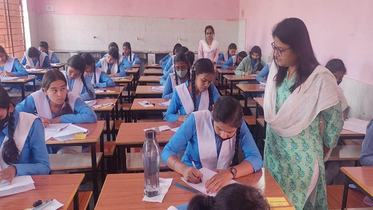 बारहवी की पर्चा में 4466 छात्रों में 166 रहे अनुपस्थित - 166 out of ...