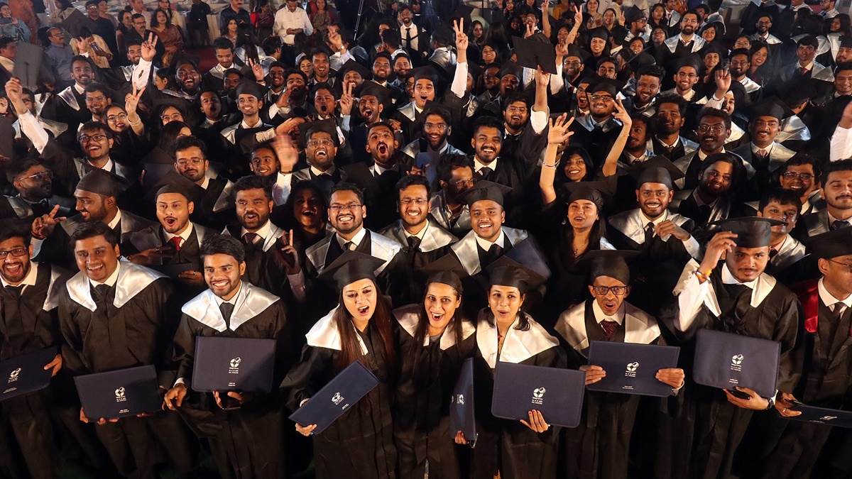 आइआइएम इंदौर का दीक्षा समारोह - हाथ में डिग्री, दिल में दुनिया जीतने का ...