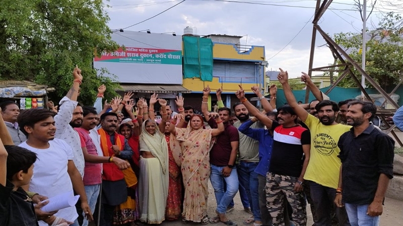 Bhopal News: शराब दुकान खुलने के विरोध में स्थानीय रहवासियों ने किया ...