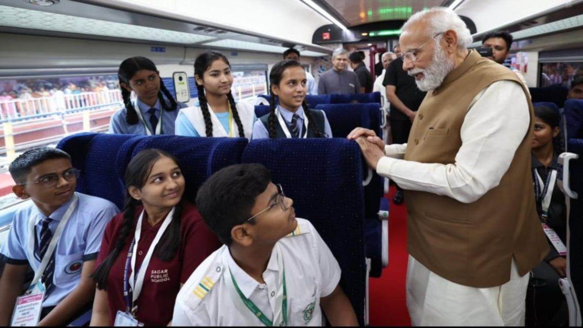 PM Modi Bhopal Visit: प्रधानमंत्री ने पूछा- वंदे भारत ट्रेन देखकर कैसा ...