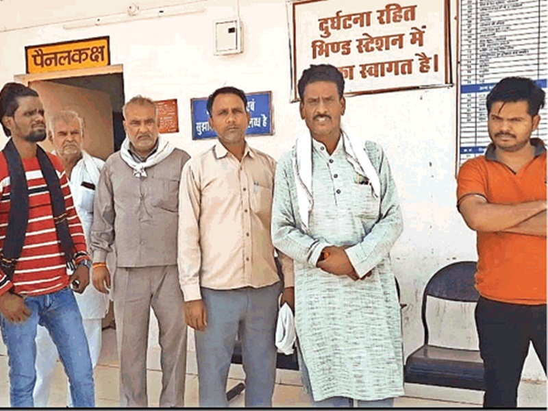 Bhind News: रिजर्वेशन कराने के इंतजार में घंटों बैठे रहे लोग, पीने का ...