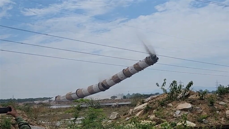 Korba News: बंद वंदना पावर प्लांट की 250 मीटर ऊंची चिमनी को किया गया ...