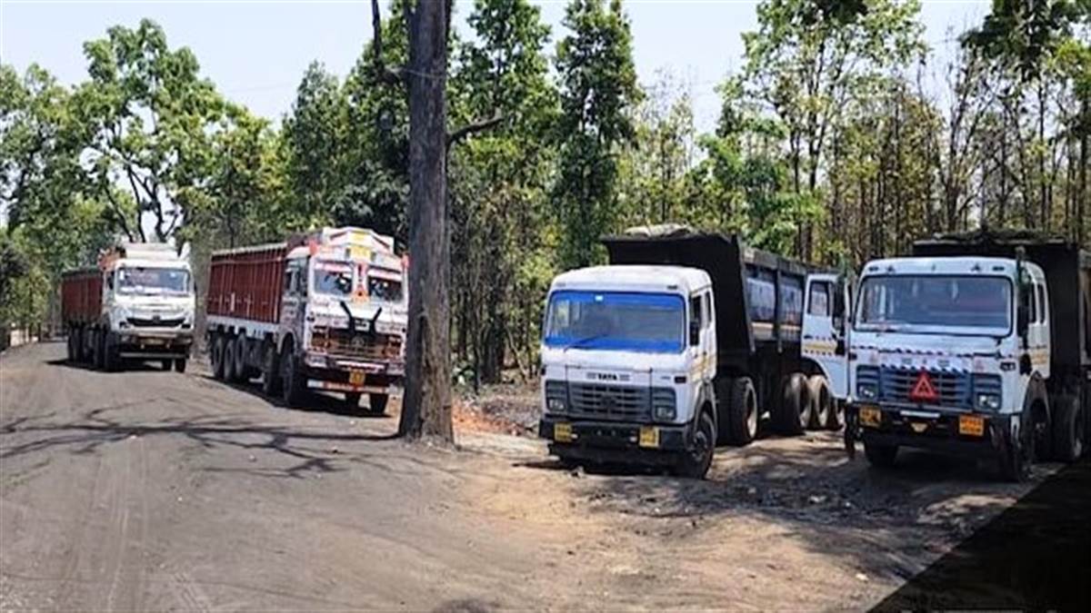 Ambikapur crime News : कोयला लोड में लगे दो सौ ट्रकों से पार्किंग के नाम जबरन वसूली - Extortion ...