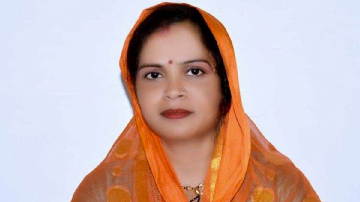 MP News: पन्ना की आमनगंज नगर परिषद अध्यक्ष सारिका खटीक रिश्वत लेते हुए ...