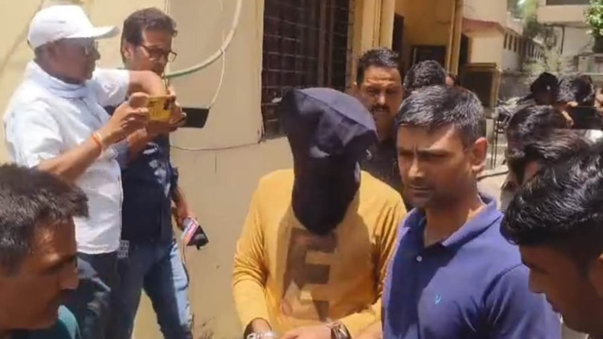 Ratlam Crime News : जयपुर में सीरियल ब्लास्ट की साजिश के आरोपित फिरोज मोहम्‍मद को लेकर रतलाम ...