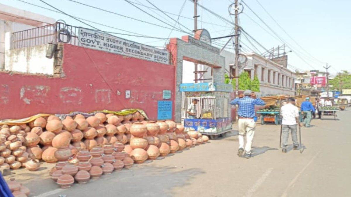 Bhopal News: आनंद नगर में स्कूल का रास्ता रोक फुटपाथ पर लग रहा बाजार ...