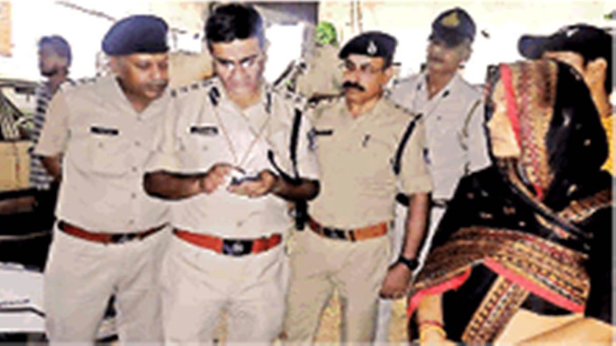 Chain snatching : घर के बाहर टहल रही महिला से चेन लूट ले गए बदमाश ...