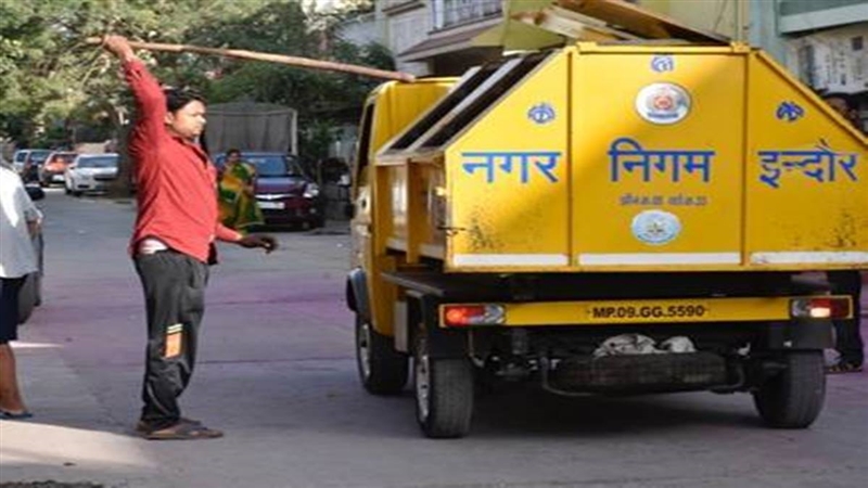 Indore News: 15 दिन में वेतन नहीं बढ़ा तो थम जाएंगे कचरा गाड़ियों के ...