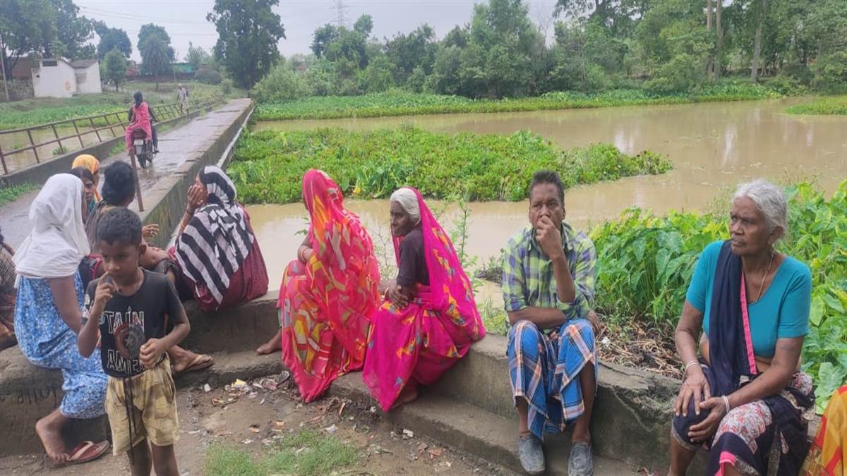 बुजुर्ग को तलाश ने शराबी ने नदी में लगाई छलांग आरक्षक ने बचाई जान