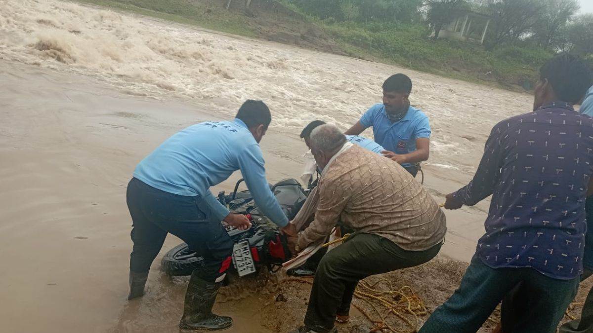 रतलाम के बड़ोदिया में नदी की पुलिया पार करते समय बहे दो लोग, एसडीआरएफ और पुलिस कर रही तलाश ...