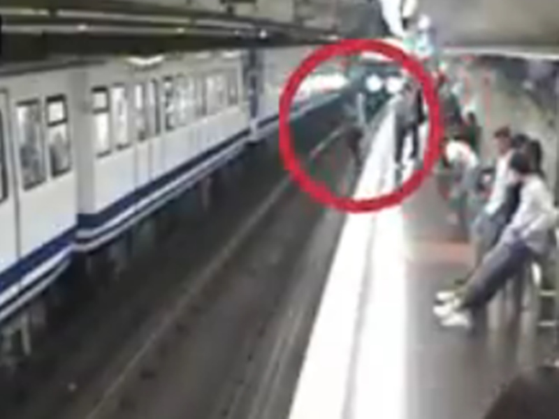 Video: फोन में इतनी डूबी की दूसरे प्लेटफॉर्म की ट्रेन में सवार होने चली ...