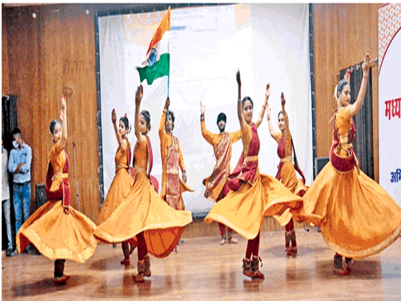 MP foundation day: उल्लास में डूबा शहर, मंच पर पहुंच विद्यार्थियों ने ...