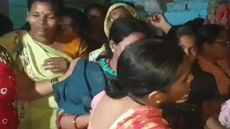 Damoh News : महिला ने दो बेटियों सहित लगाई फांसी तीनों की मौत - Woman hanged with two daughters ...