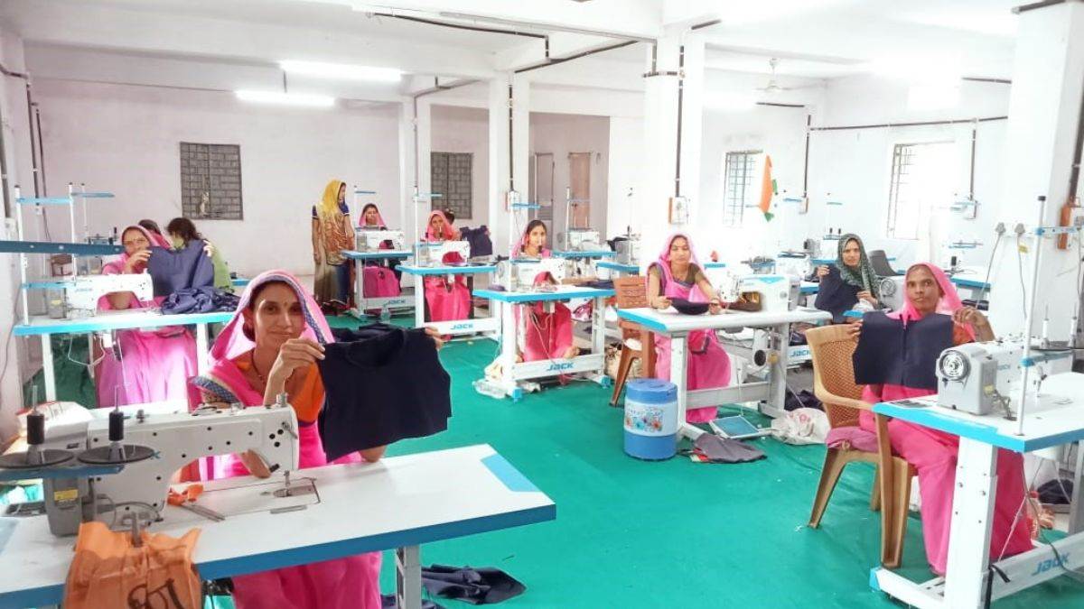 Indore News: सिलाई मशीन से बुना आर्थिक स्वावलंबन का सपना, बैंक सखी बनकर ...