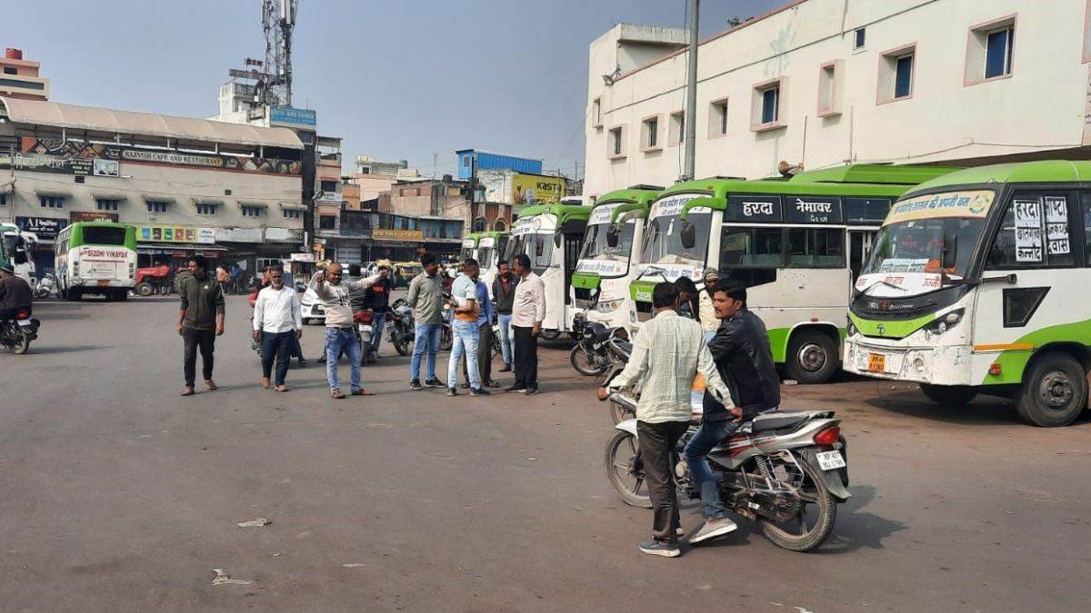 Drivers Strike in Dewas: देवास में रास्ता जाम करने वाले 50 से ज्यादा ...