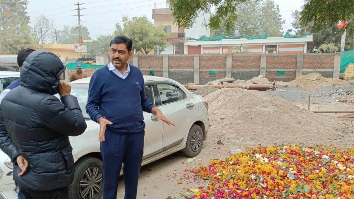 Pashupatinath Temple Mandsaur: पशुपतिनाथ मंदिर के फूलों को फेंकने पर ...