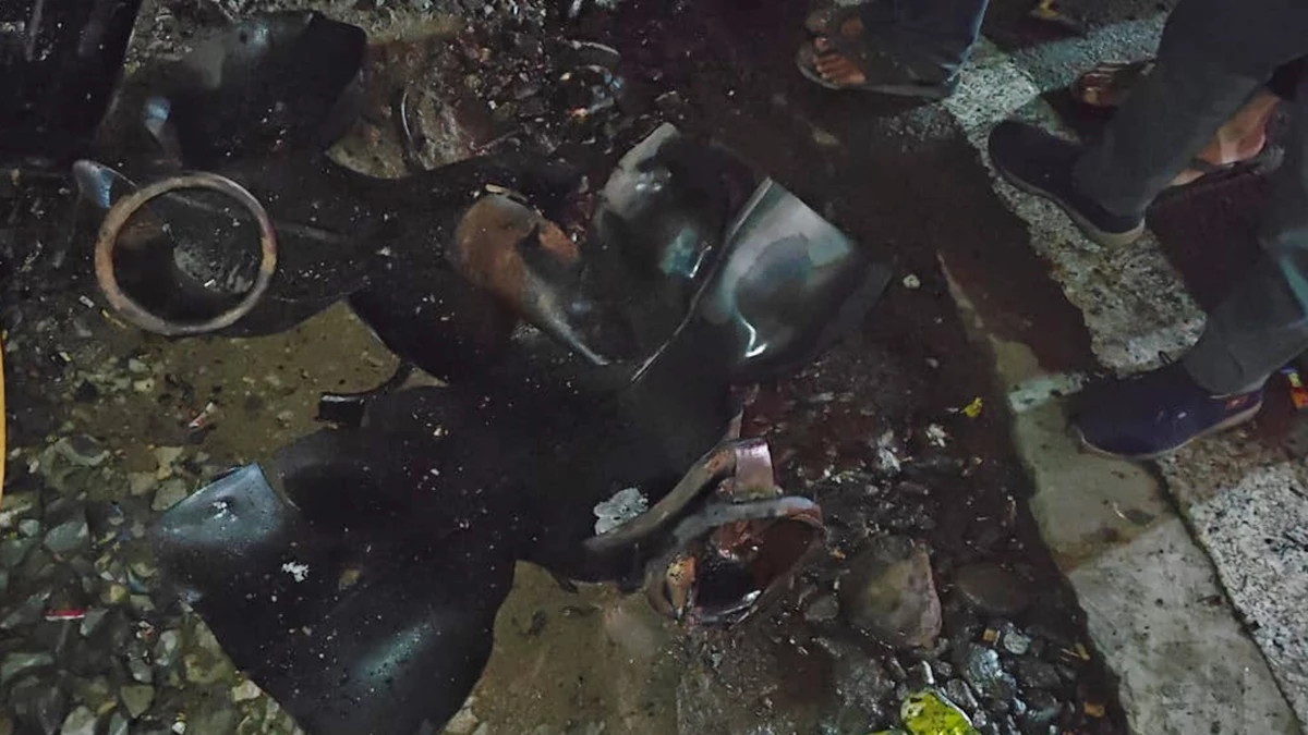 देवास में दुकान में लगी आग, बम की तरह फटे वहां रखे सिलेंडर... पास खड़ा ...