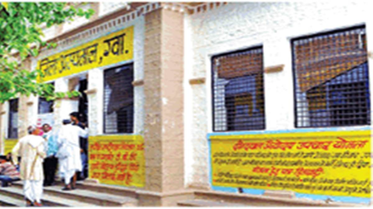 Murar Maternity: पहचान के लिए स्टाफ की कराई परेड, आया को हटाया - Murar ...