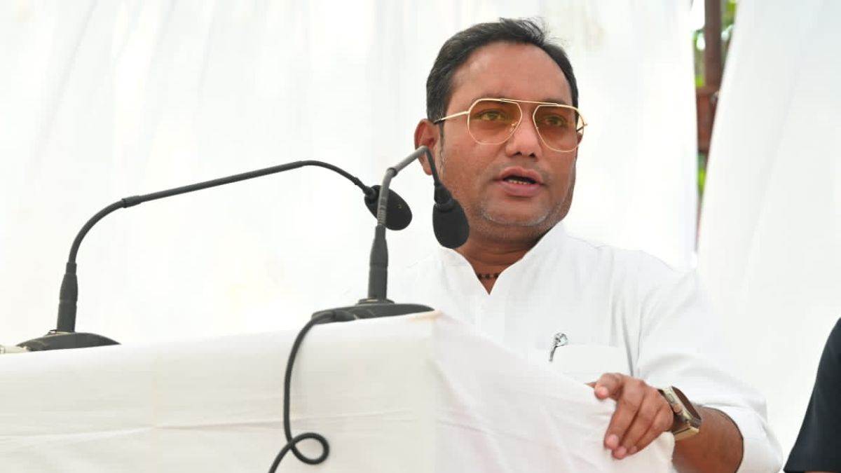 CG Election: अहिवारा विधानसभा से कांग्रेस में सिर्फ गुरुजी के नाम की ...