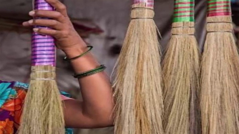 Jhadu Ke Totke: गुरुवार के दिन करें झाड़ू का ये टोटका घर में बरकत व धन ...