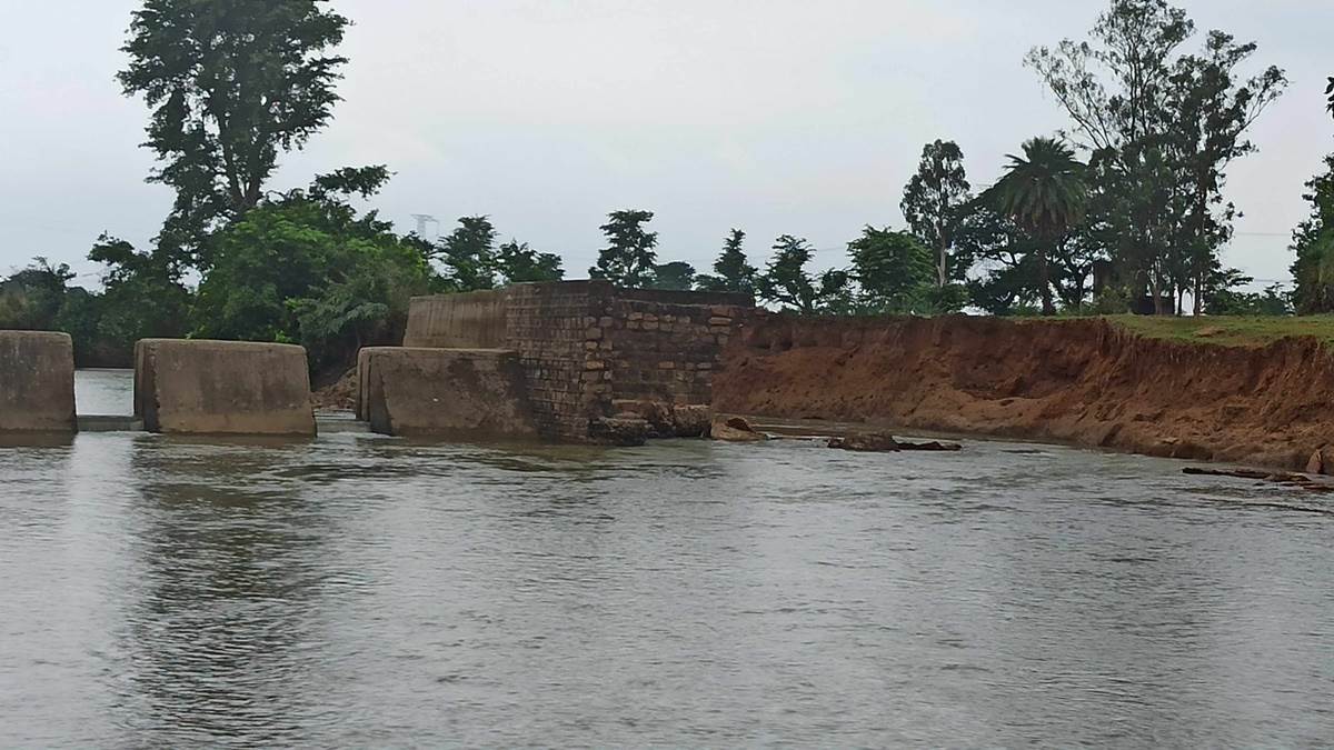 Damoh News: गुरैया नदी पर बना स्टापडेम बहा, पानी से भरी लबालब नदी हो गई ...