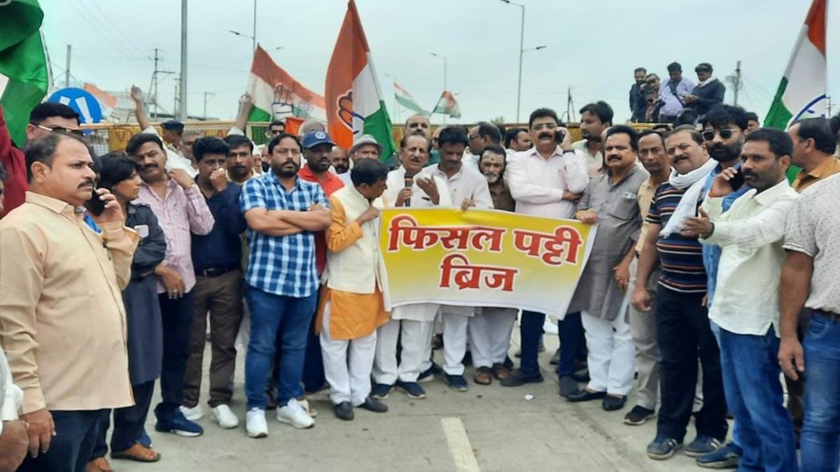 Dewas News: मंडी ब्रिज पर कांग्रेसियों का हंगामा, बैरिकेड तोड़े, यह था कारण