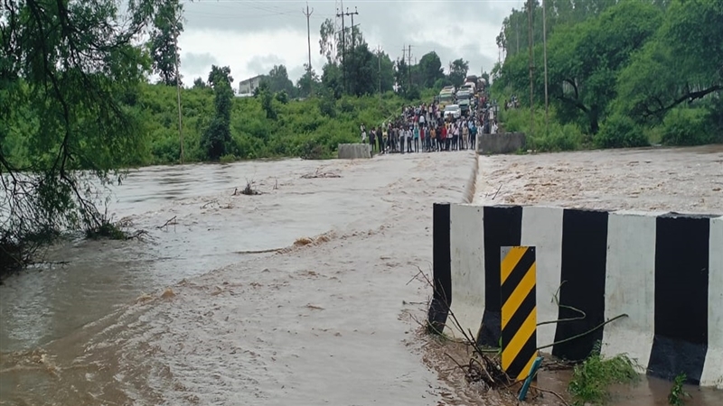 Mandla News : 7 घंटे से निवास-बरेला का संपर्क टूटा मनेरी- मेढी स्थित ...