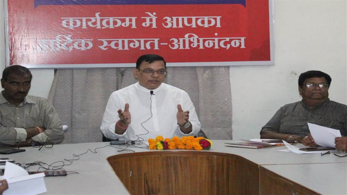 मध्य प्रदेश में नई राजनीतिक पार्टी बनाने निकले पूर्व आएएस डा. वरद ...