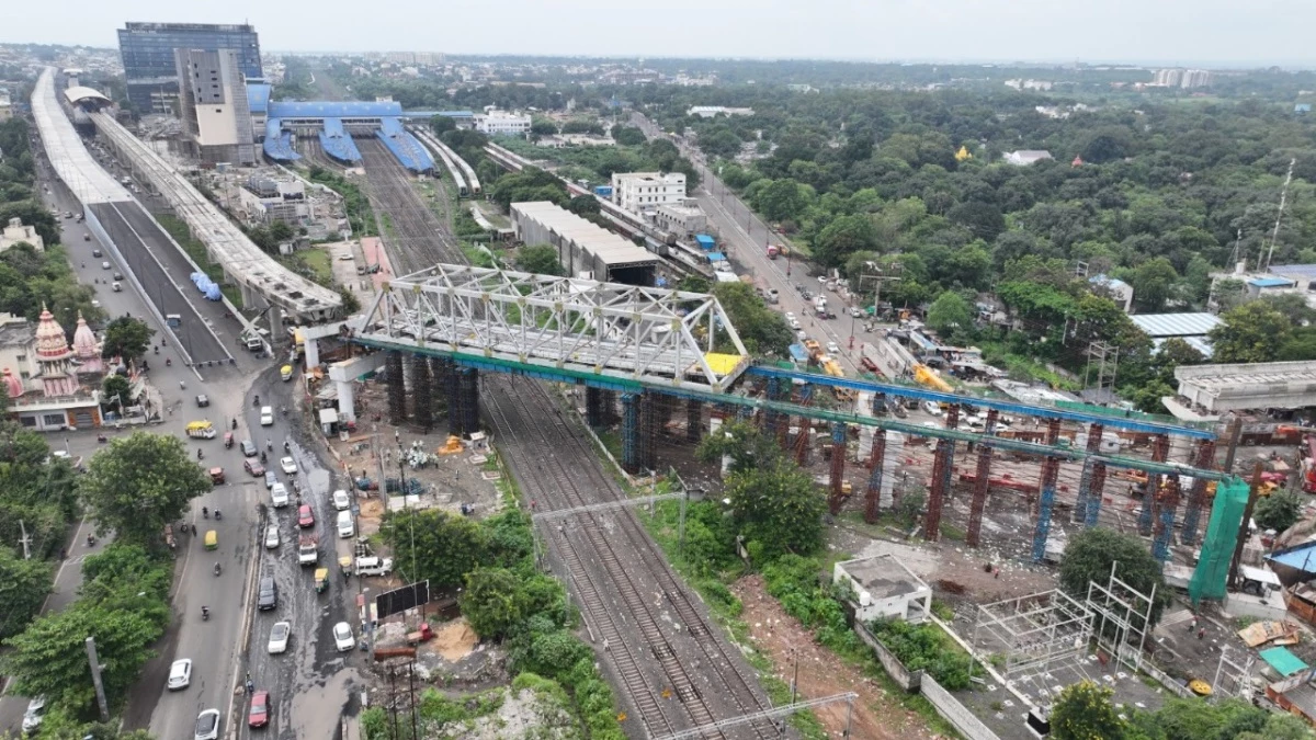 Bhopal Metro: तीन घंटे में रेलवे ट्रैक के ऊपर रखा गया दूसरा स्टील ब्रिज - Bhopal Metro Second ...