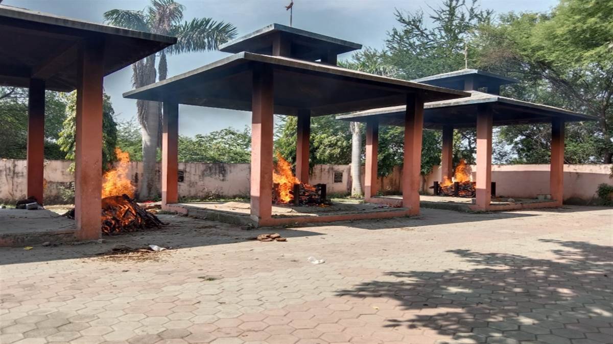 Harda News: घर से एक साथ उठीं चार अर्थियां, देखकर छलक उठीं सबकी आंखें ...