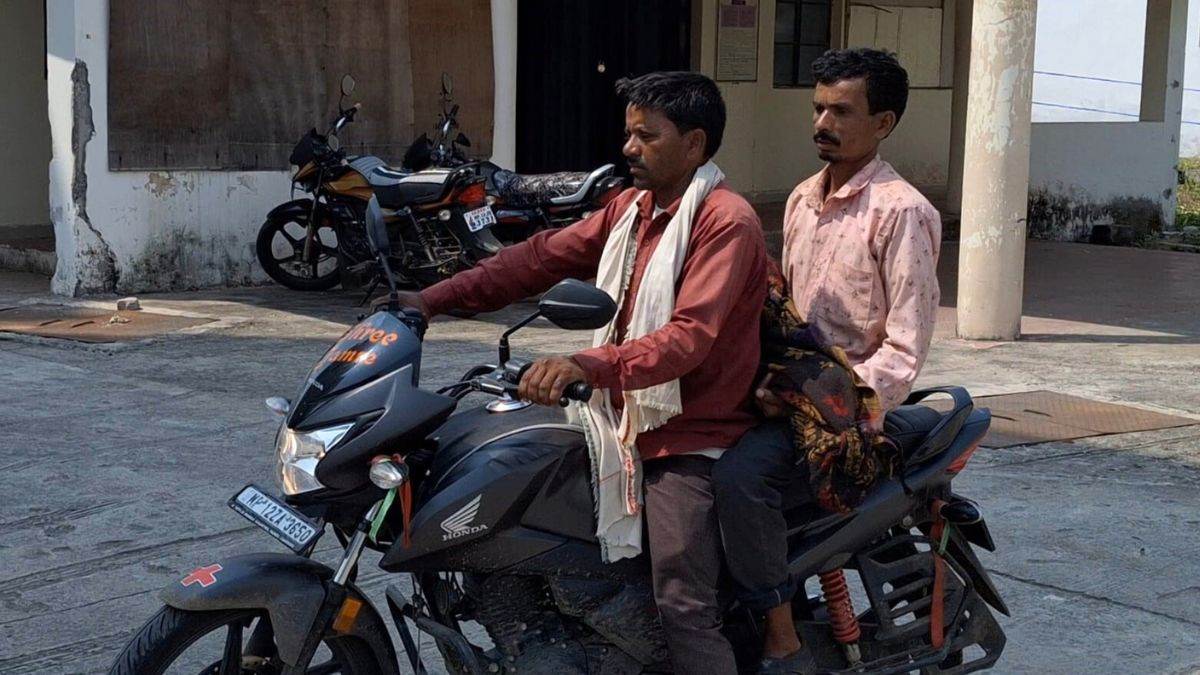 Khandwa News खंडवा जिले के ग्रामीण क्षेत्रों के लिए शव वाहन नहीं बाइक