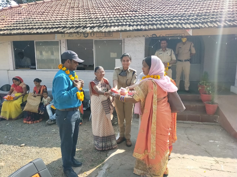 Seoni Malwa News: बिछड़े परिवारों को मिलाया, उपहार में दी करवा चौथ की ...