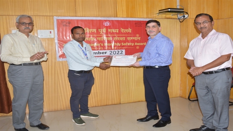 Bilaspur Railway News: ट्रेन चालक व सहायक की सतर्कता से टला हदसा जीएम ...