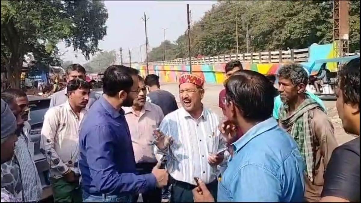 Bilaspur News: उसलापुर मुख्य मार्ग में नाली निर्माण शुरू होने पर मचा ...