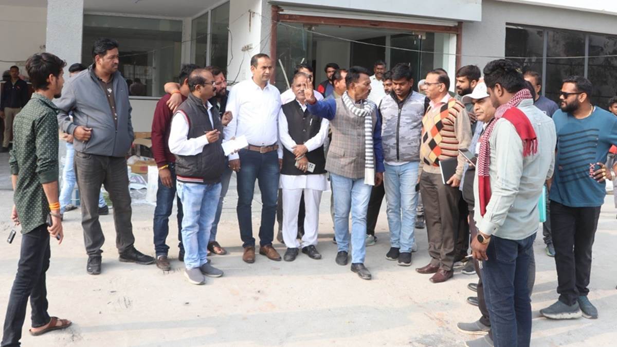 Indore News: मंत्रीजी... दौरे बहुत हुए, अब इंदौर में शुरू करवा दीजिए ...