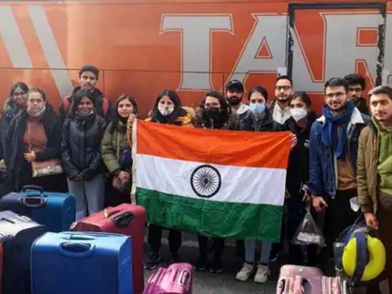 भारत ही नहीं, पाकिस्तान के बच्चों के लिए भी ढाल बनकर खड़े हैं तिरंगा और ...