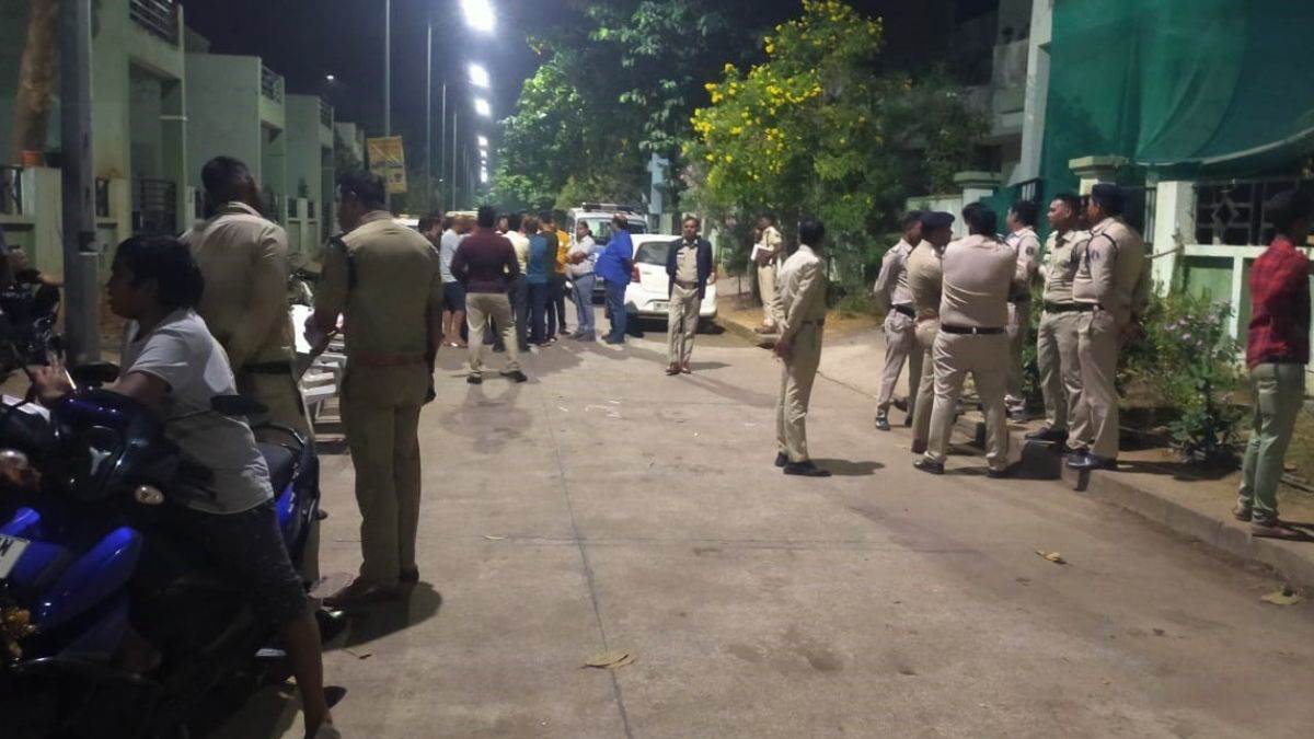 Raipur News: मतांतरण को लेकर नवा रायपुर में हंगामा, देर रात तक तैनात रहा पुलिस बल - Raipur News ...