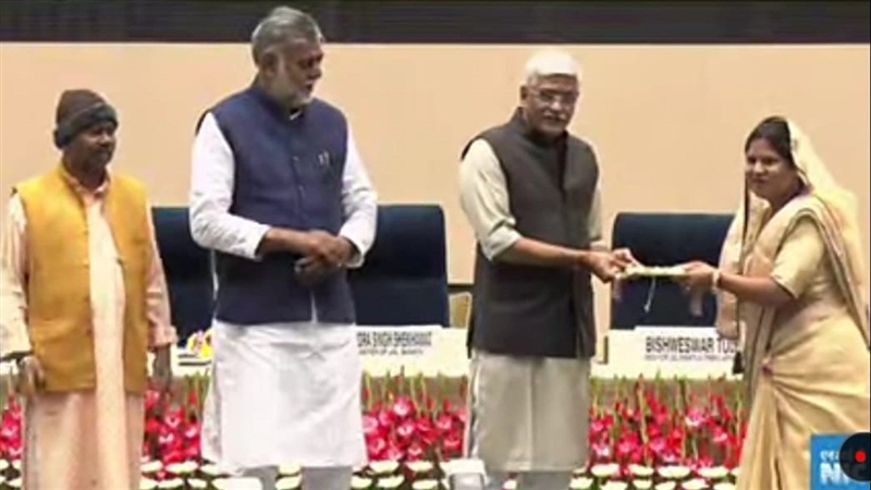 Sujal Shakti Samman: ग्राम पंचायत पुरा बनवार की सरपंच नीतू परिहार को ...