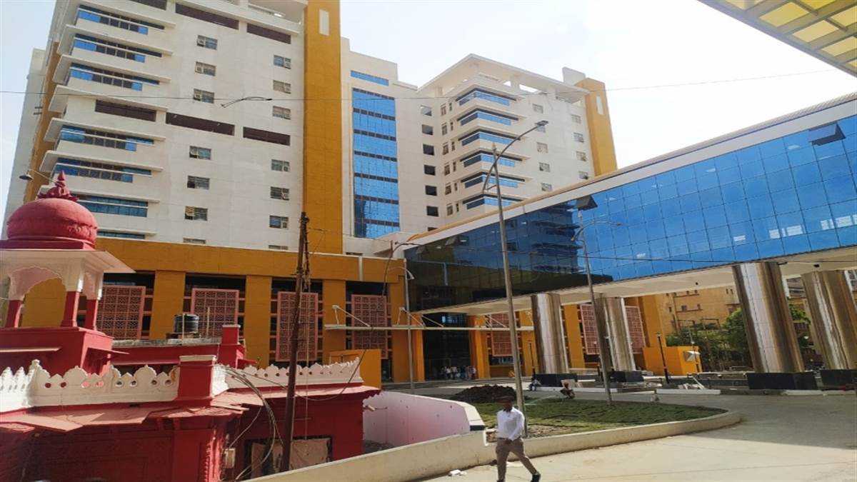 Bhopal News: खुले में सूख रहीं हमीदिया अस्पताल के बेड की चादरें ...