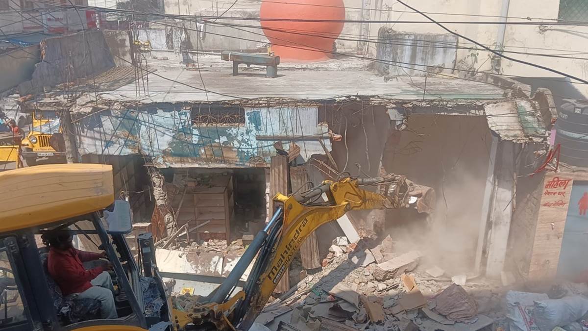 Indore News: इंदौर के सिंधी कालोनी में दुकान का छज्जा गिरा, मलबे में ...